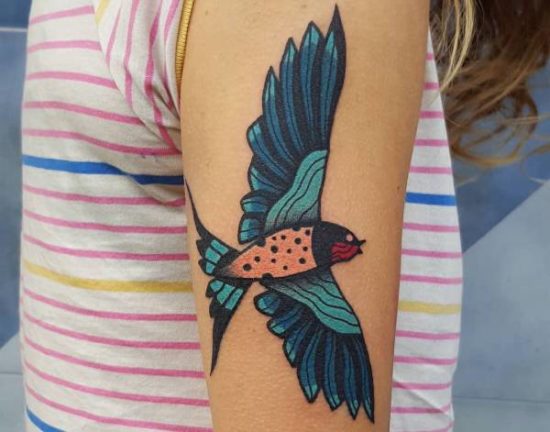 Tatuaż jaskółką – znaczenie, historia, 26 zdjęć