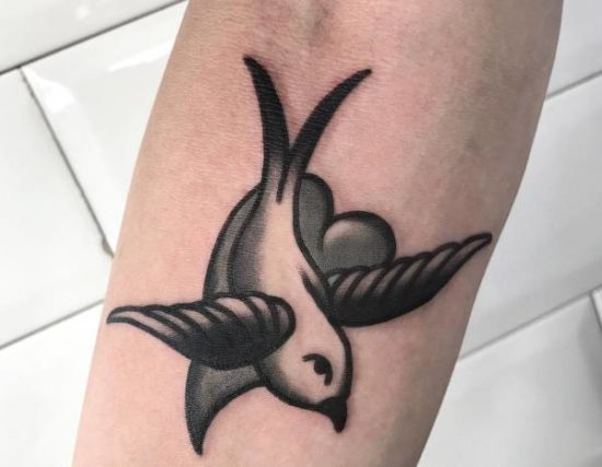 Tatuaż jaskółką – znaczenie, historia, 26 zdjęć