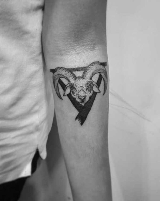 Tatuaże ze znakami zodiaku: baran – znaczenie, historia, 40 zdjęć