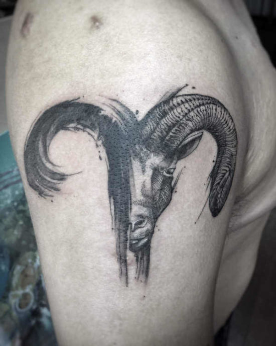 Tatuaże ze znakami zodiaku: baran – znaczenie, historia, 40 zdjęć