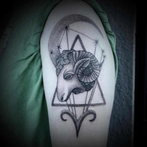 Tatuaże ze znakami zodiaku: baran – znaczenie, historia, 40 zdjęć