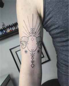 Tatuaże ze znakami zodiaku: baran – znaczenie, historia, 40 zdjęć
