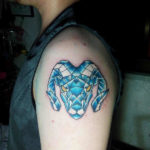 Tatuaże ze znakami zodiaku: baran – znaczenie, historia, 40 zdjęć